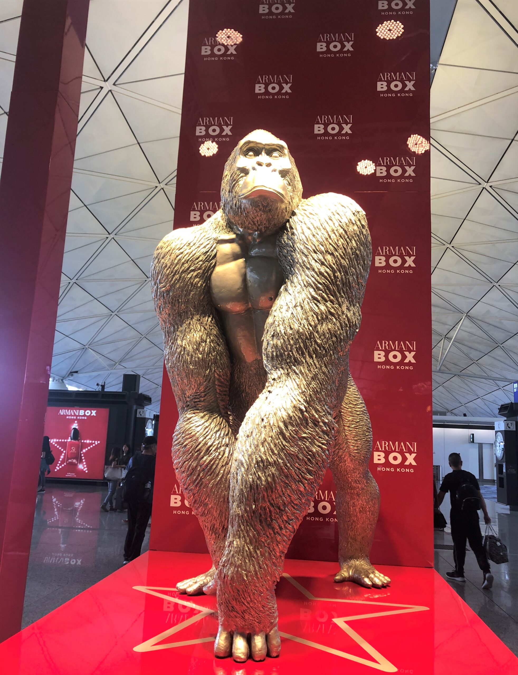 Image of the Day: Armani – and Uri – think out of the box in Hong Kong : Moodie Davitt Report