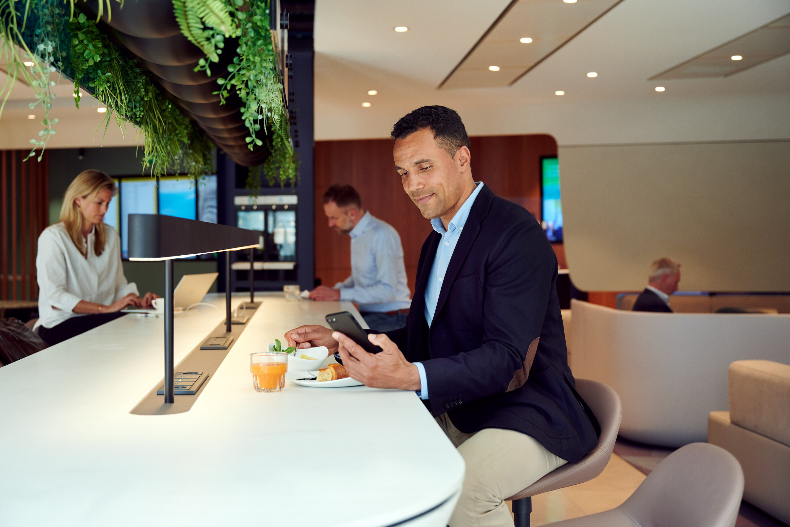 Renovated Privium ClubLounge West reopens at Schiphol Airport : Moodie ...