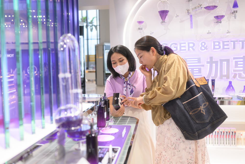 L’Oréal Paris and King Power join forces for Science Laboratory-themed campaign in Bangkok ...