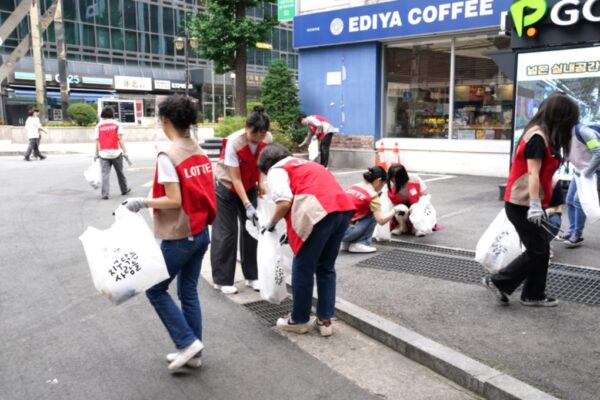 Lotte Duty Free employees join forces in ‘Jub Ging’ event to collect ...